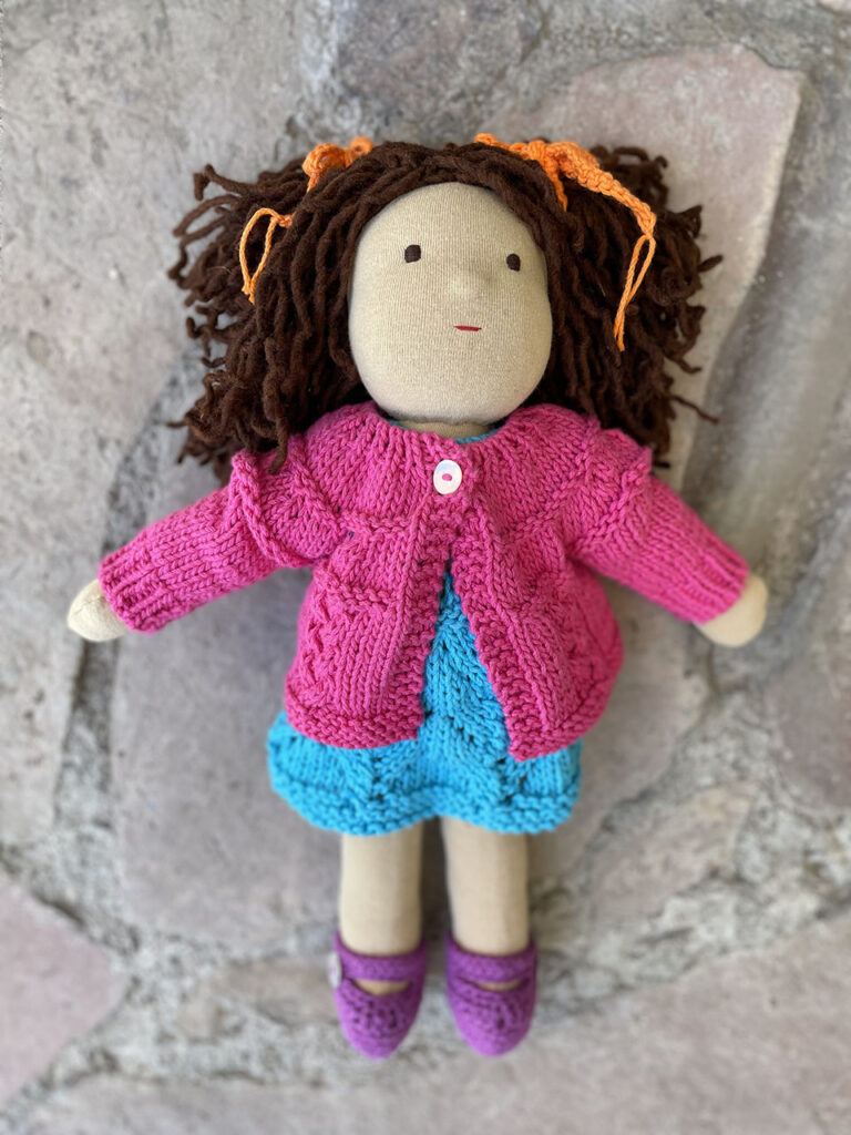 Muñeca con pelo café claro, con vestido tejido azul turquesa y suéter ...