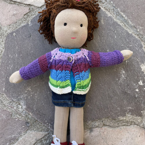 Muñeco con pelo negro con pantalón de mezclilla y camiseta azul ...