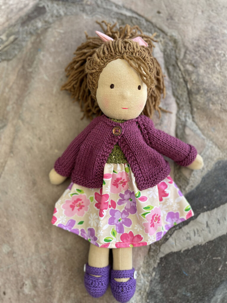 Muñeca con pelo rubio, vestido con tejido verde seco y con tela de ...