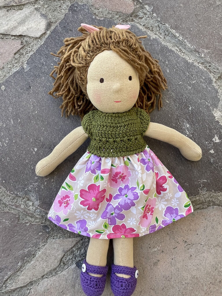 Muñeca con pelo rubio, vestido con tejido verde seco y con tela de ...