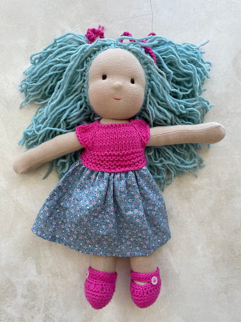 Muñeca con pelo azul claro y vestido tejido con tela color azul ...