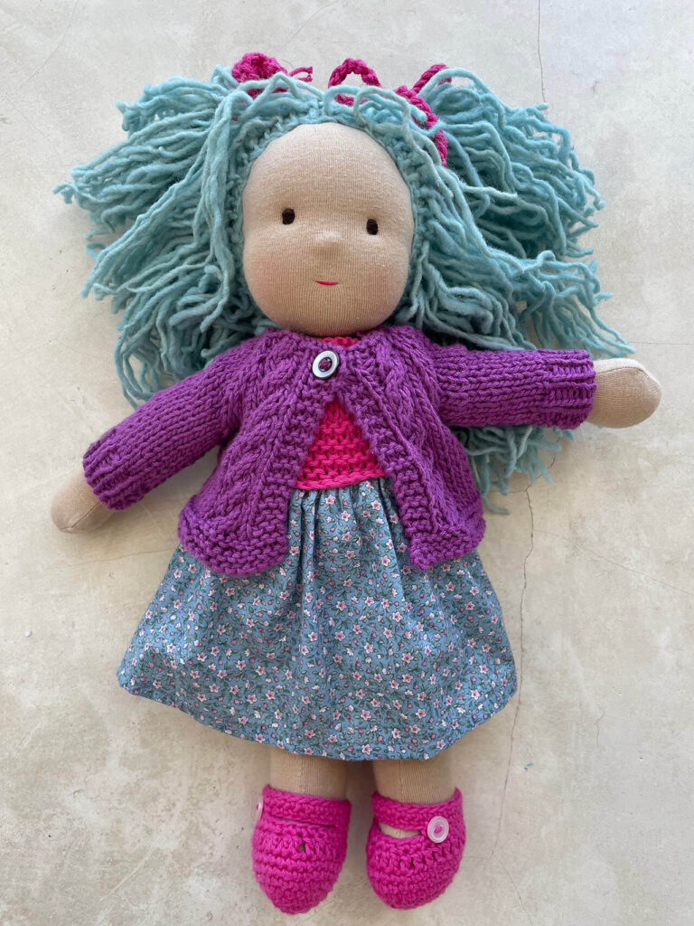 Muñeca con pelo azul claro y vestido tejido con tela color azul ...
