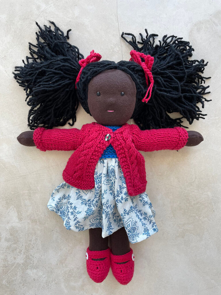 Muñeca morena con pelo negro y vestido tejido azul con tela – Apapacho ...