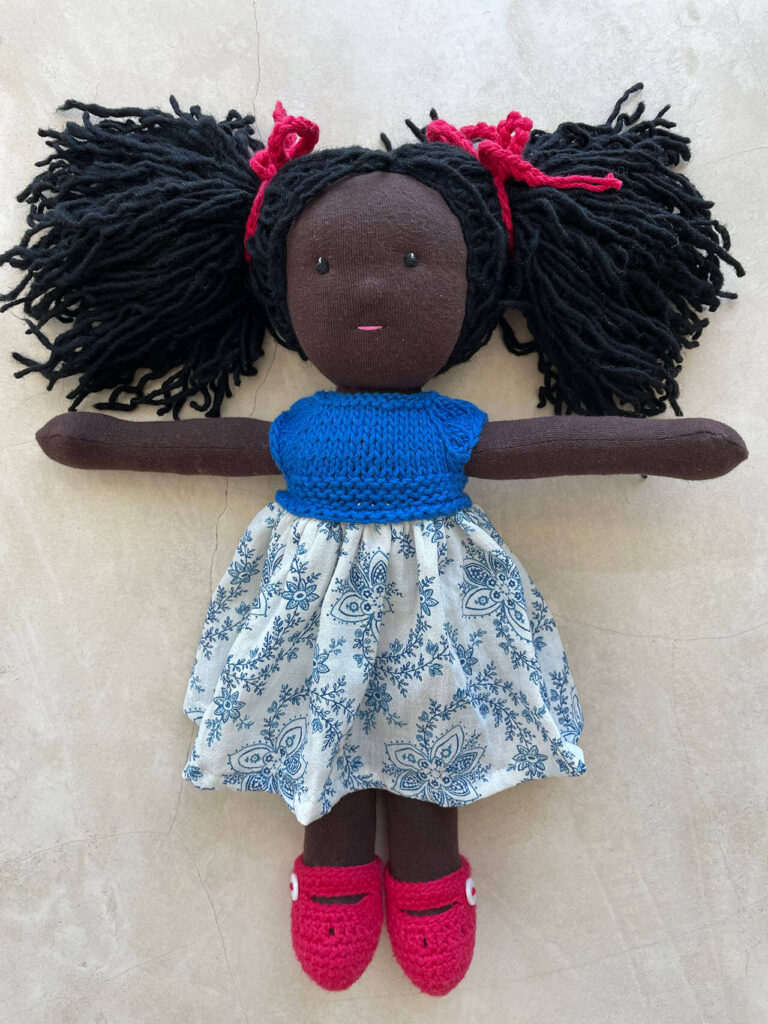 Muñeca morena con pelo negro y vestido tejido azul con tela – Apapacho ...