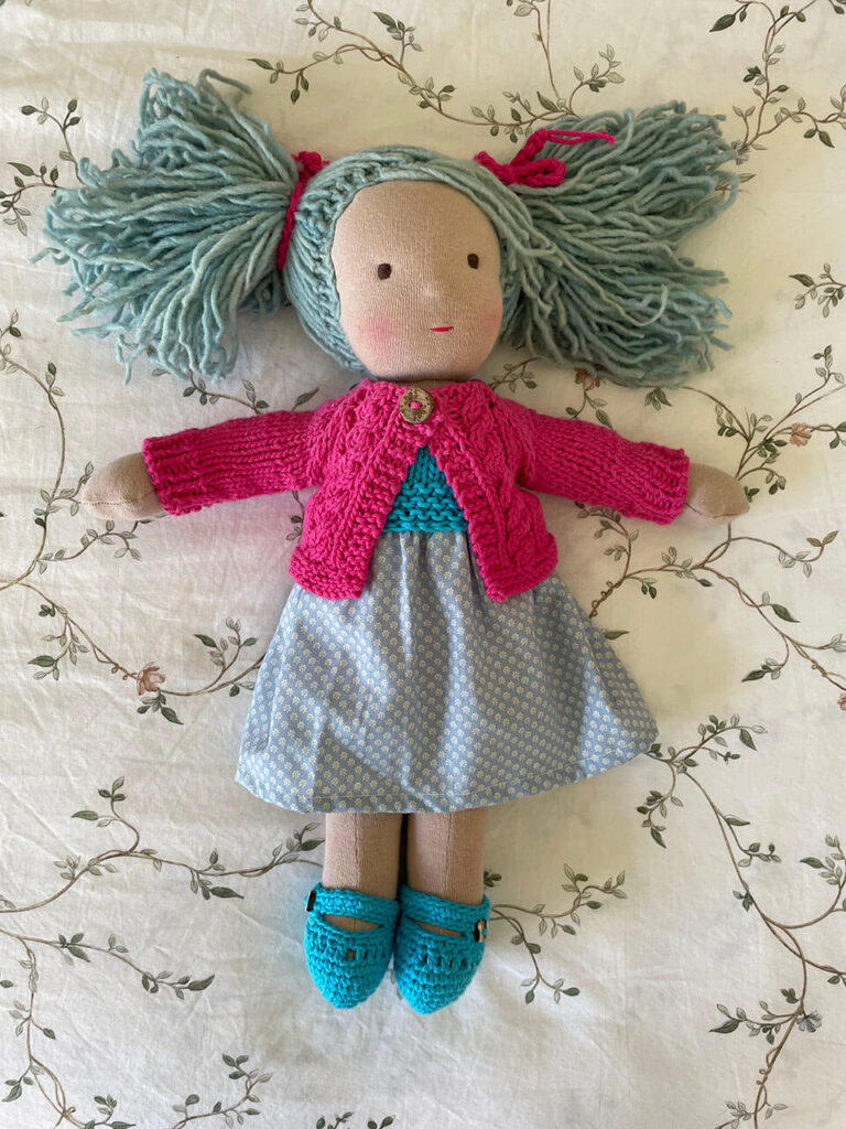 Muñeca con pelo azul claro y vestido tejido color azul turquesa con ...