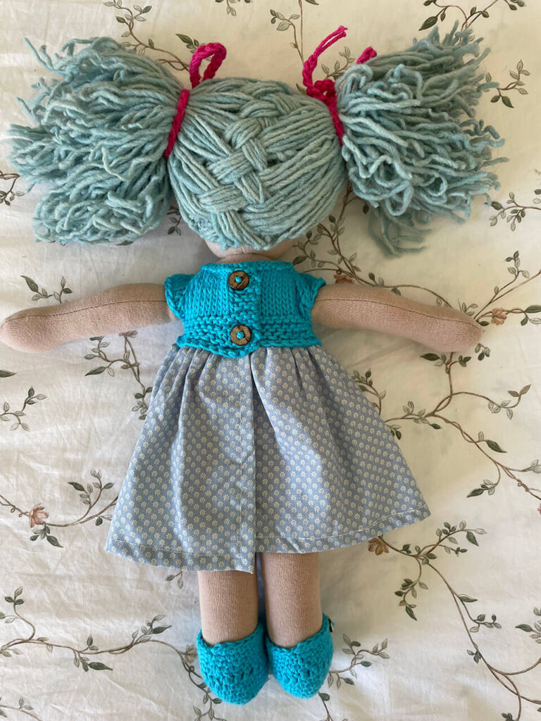 Muñeca con pelo azul claro y vestido tejido color azul turquesa con ...